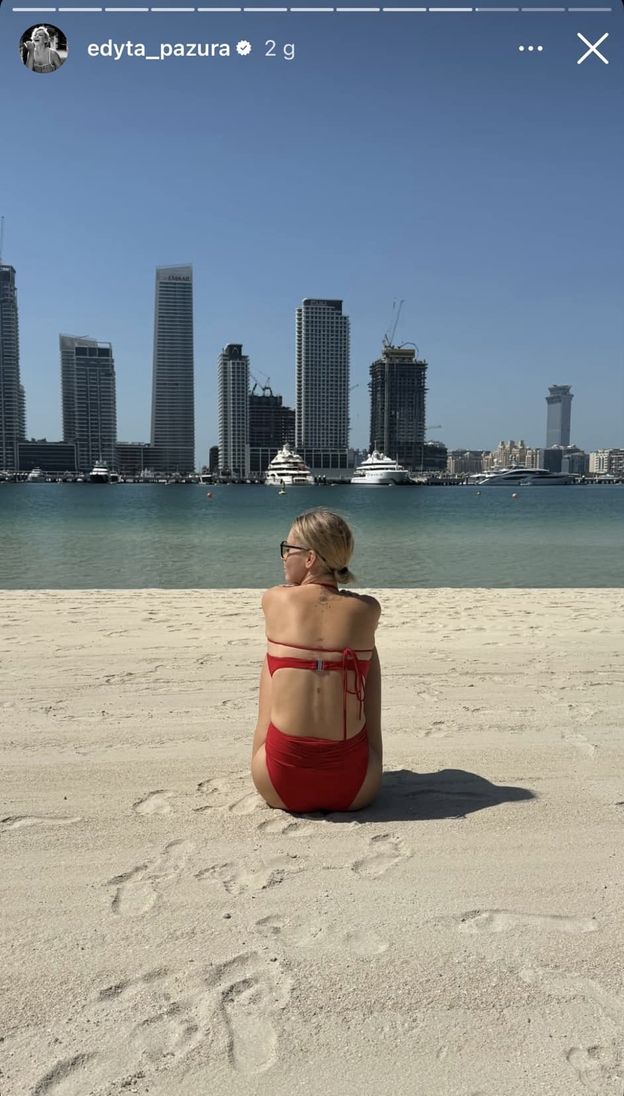 Edyta Pazura pręży mięśnie w czerwonym bikini, pozując na dubajskiej plaży - Pudelek