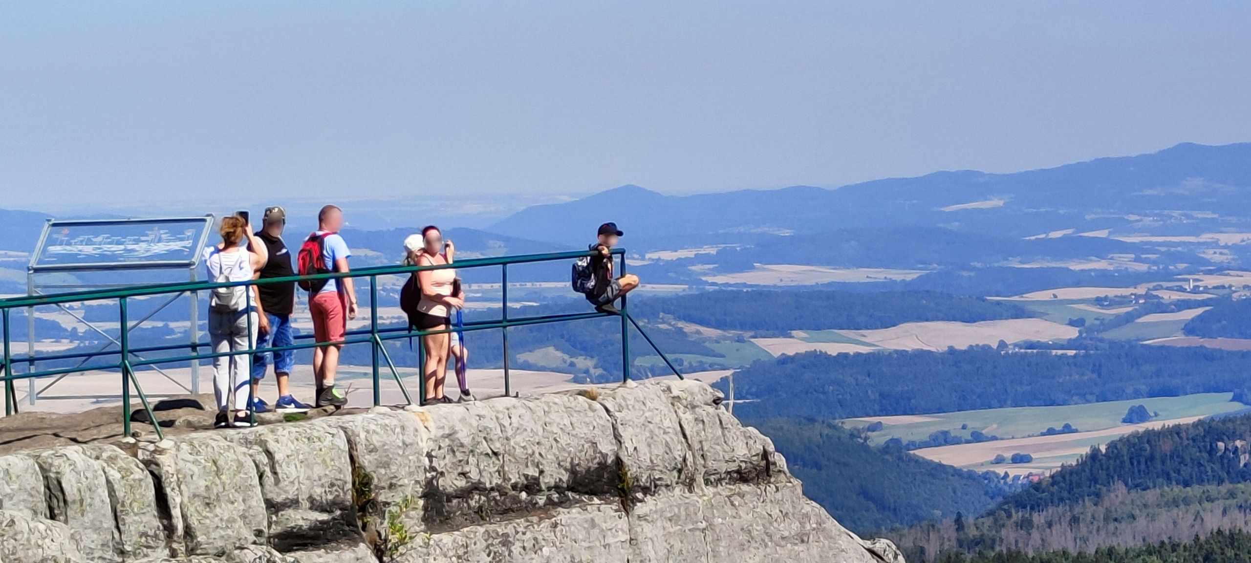 Dziecko nad przepaścią w Górach Stołowych. Turystka chciała zrobić zdjęcie