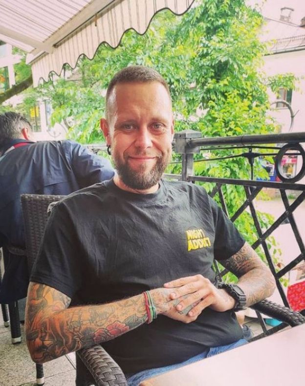 Mateusz "Big Boy" Borkowski z "Gogglebox" pozuje na plaży: "Opalanie ...