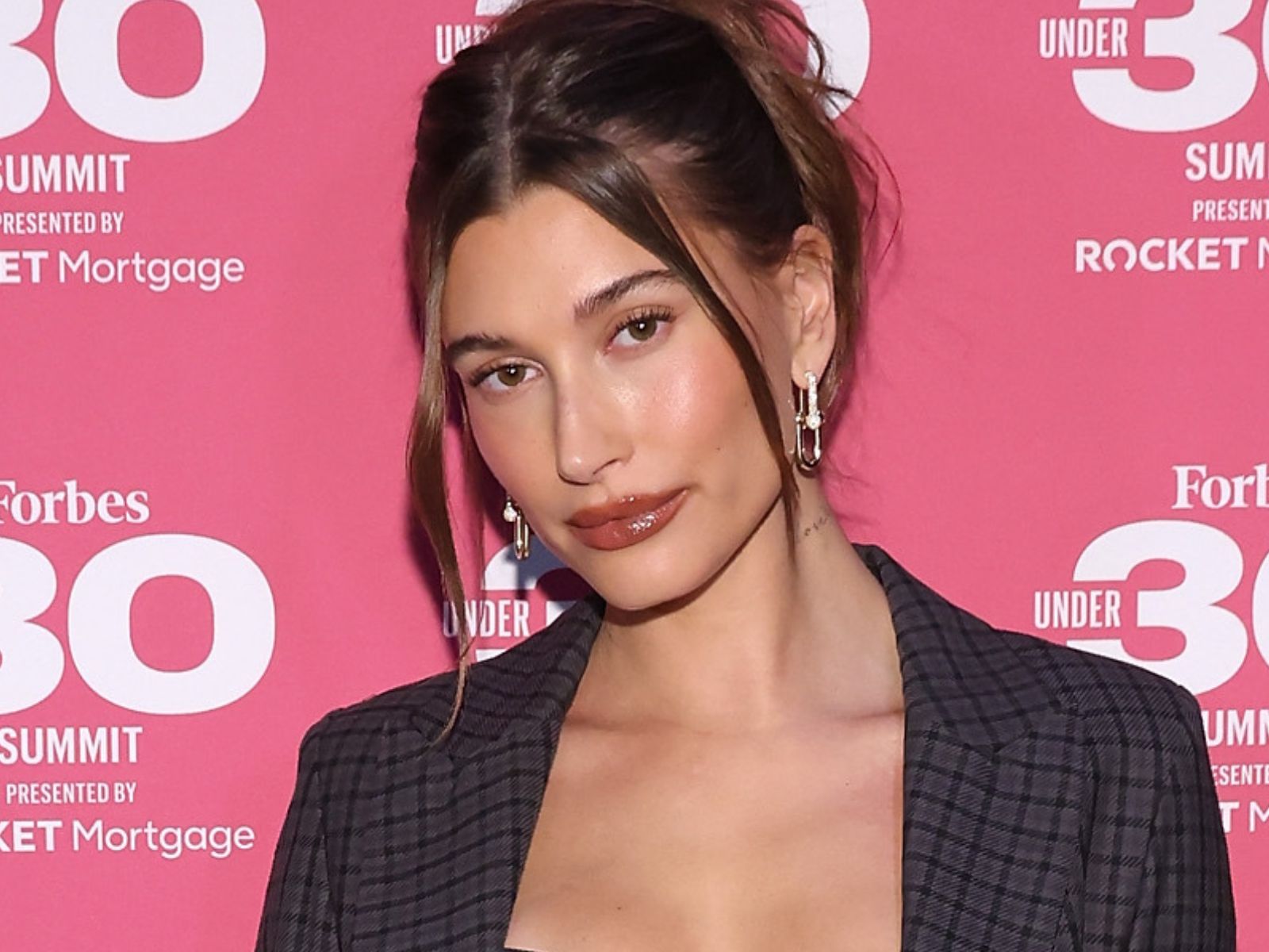 Hailey Bieber w jesiennej stylizacji na evencie Forbes. My patrzymy na ...