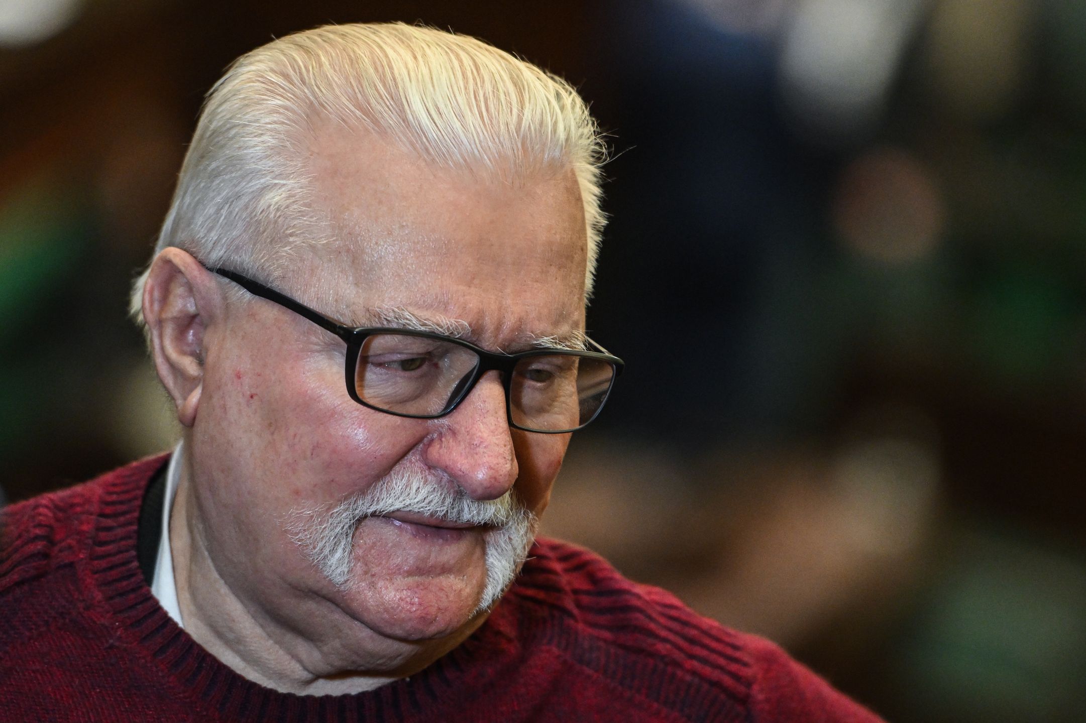 "Kosmiczne" okulary i pióropusz. Lech Wałęsa opublikował zdjęcia