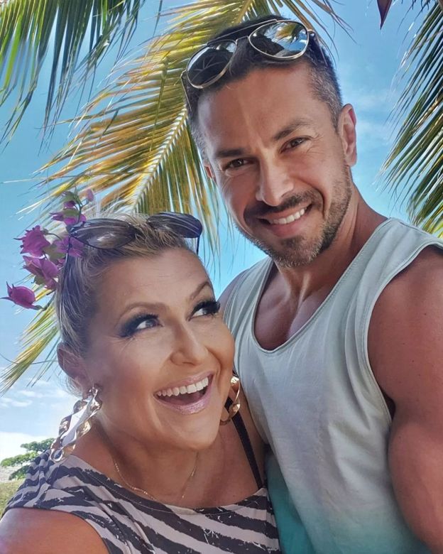 Katarzyna Skrzynecka pluska się w basenie pod okiem męża, a internautka ...