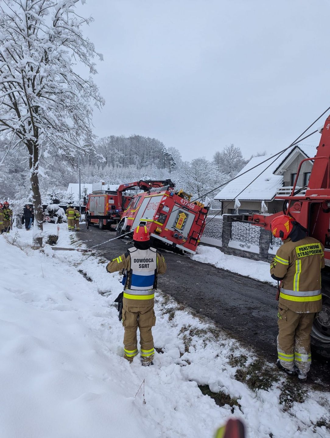 Bielsko-Biała: Wóz strażacki w rowie. Na miejscu działała ...