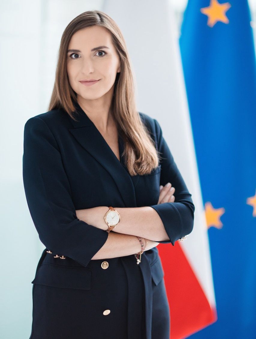 magdalena-sobkowiak-czarnecka-widok-kobiety-w-politycznej-sali-narad