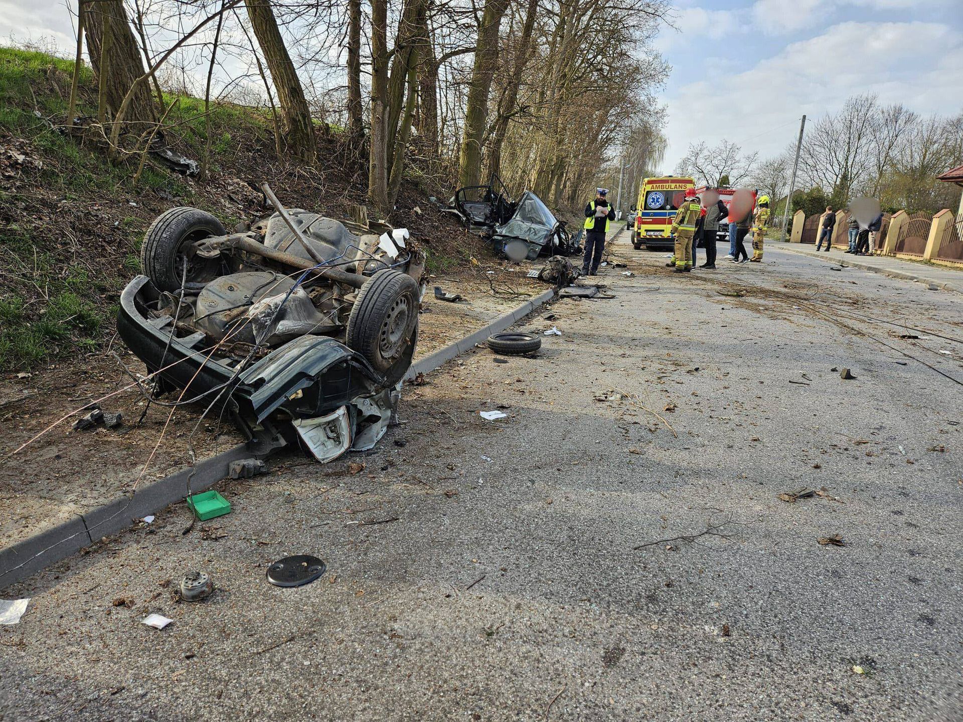 Dramatyczny wypadek w Sulejowie. Auto się rozpadło
