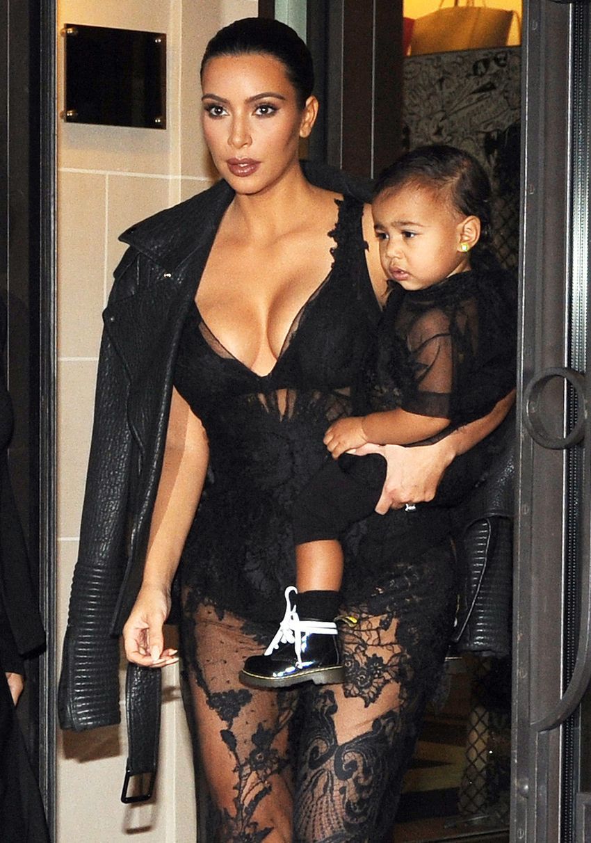 Kim Kardashian w koronkowym kostiumie. Córkę ubrała na swoje ... Kim Kardashian w koronkowym kostiumie. Córkę ubrała na swoje ...