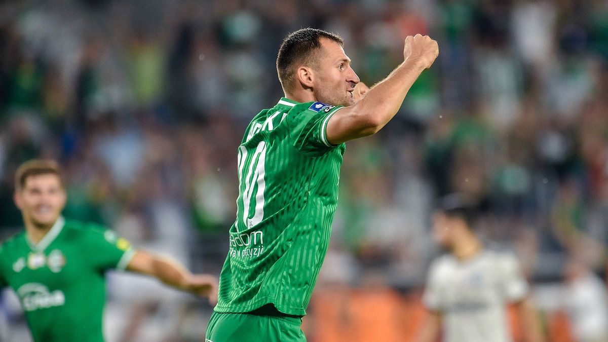 Piłkarz PKO Ekstraklasy stracił kontrakt przez pobicie policjanta. "Kto ...