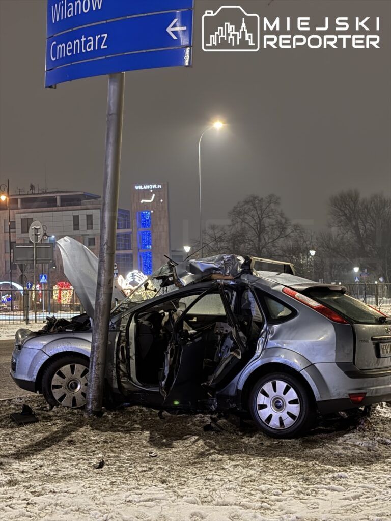 Warszawa: Śmiertelny wypadek w Wilanowie. Auto uderzyło bokiem w słup ...