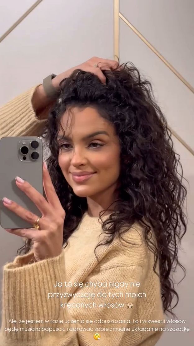 El Dursi pokazała swoje naturalne włosy. Co za imponująca burza loków ...