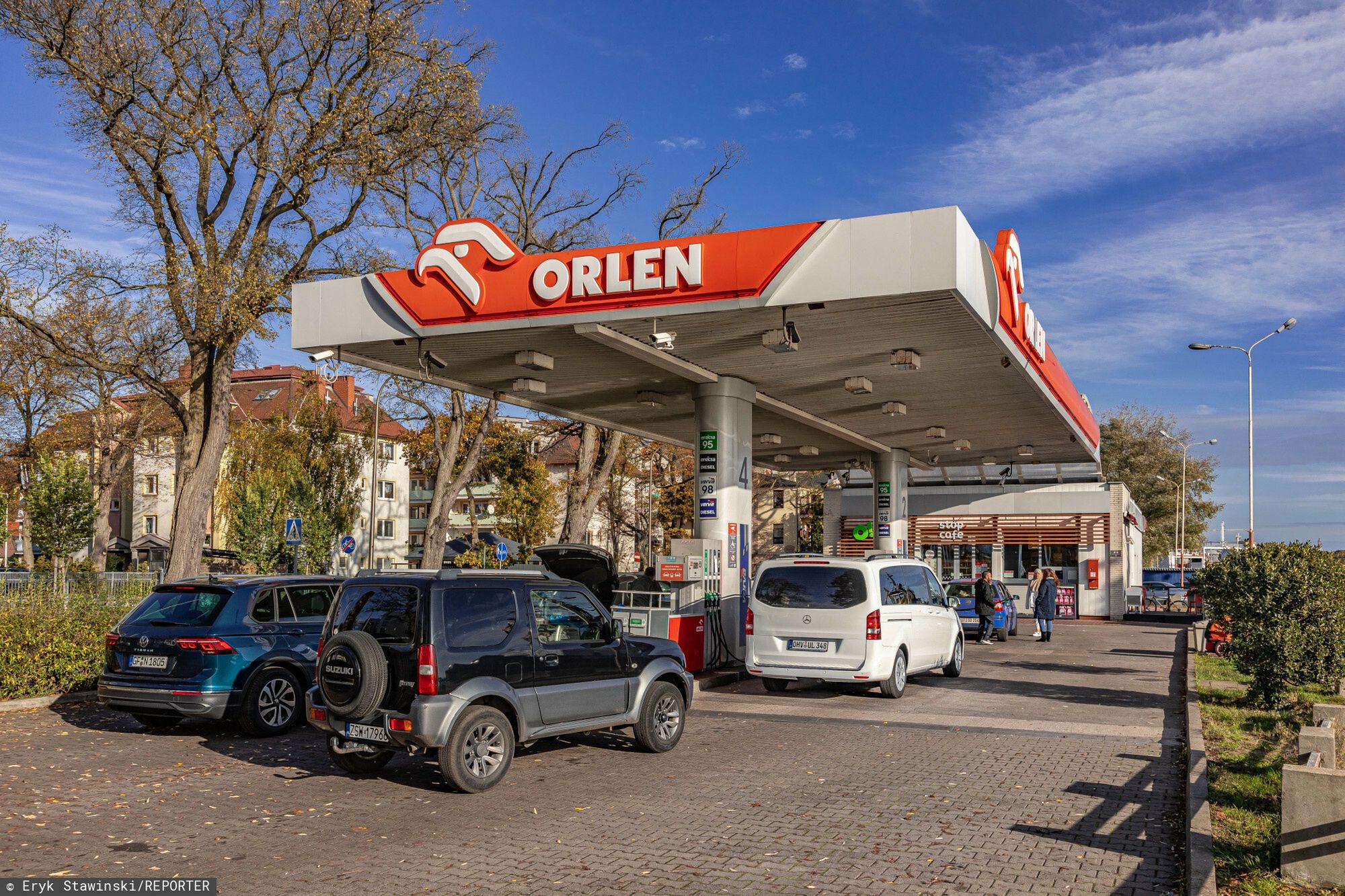 Podróż autem tańsza niż przed rokiem. Ceny paliw najniższe od lutego ...