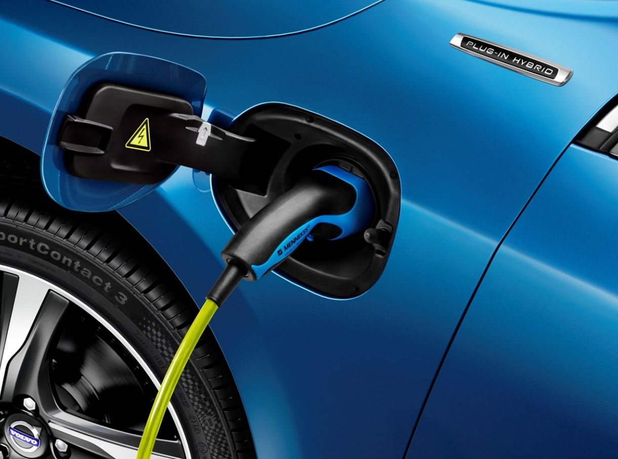 Hybryda plug-in a miękka hybryda. Czym się różnią?