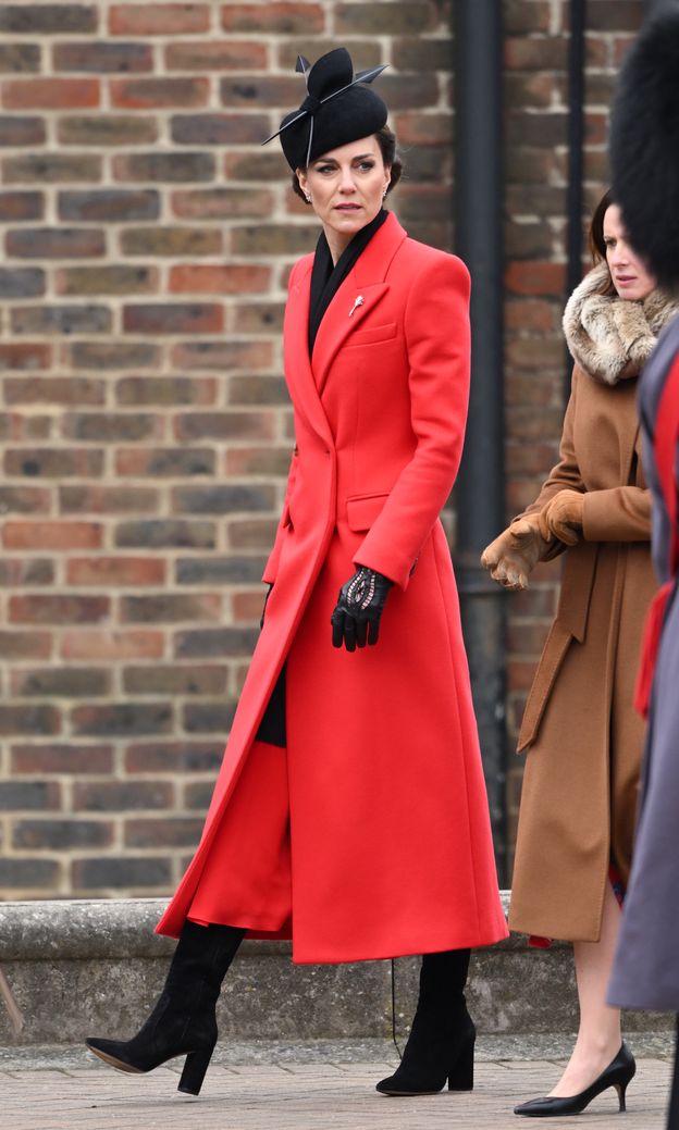 Wiatr podwiewał Kate Middleton spódnicę. Szok, co wymyśliła - Pudelek