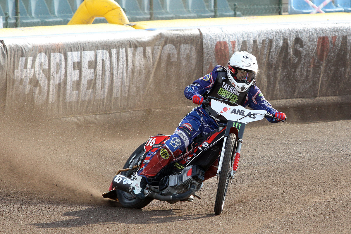 Żużel. Znamy nominacje na Grand Prix w Pradze. Znów wystartuje zawodnik ... Żużel. Znamy nominacje na Grand Prix w Pradze. Znów wystartuje zawodnik ...