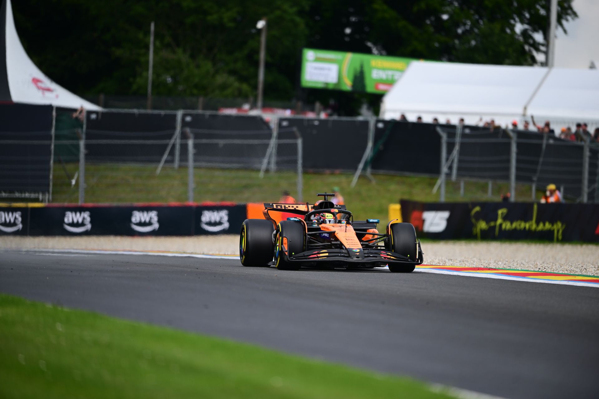 Piastri pokonuje Norrisa i wygrywa GP Belgii w zmiennych warunkach ...