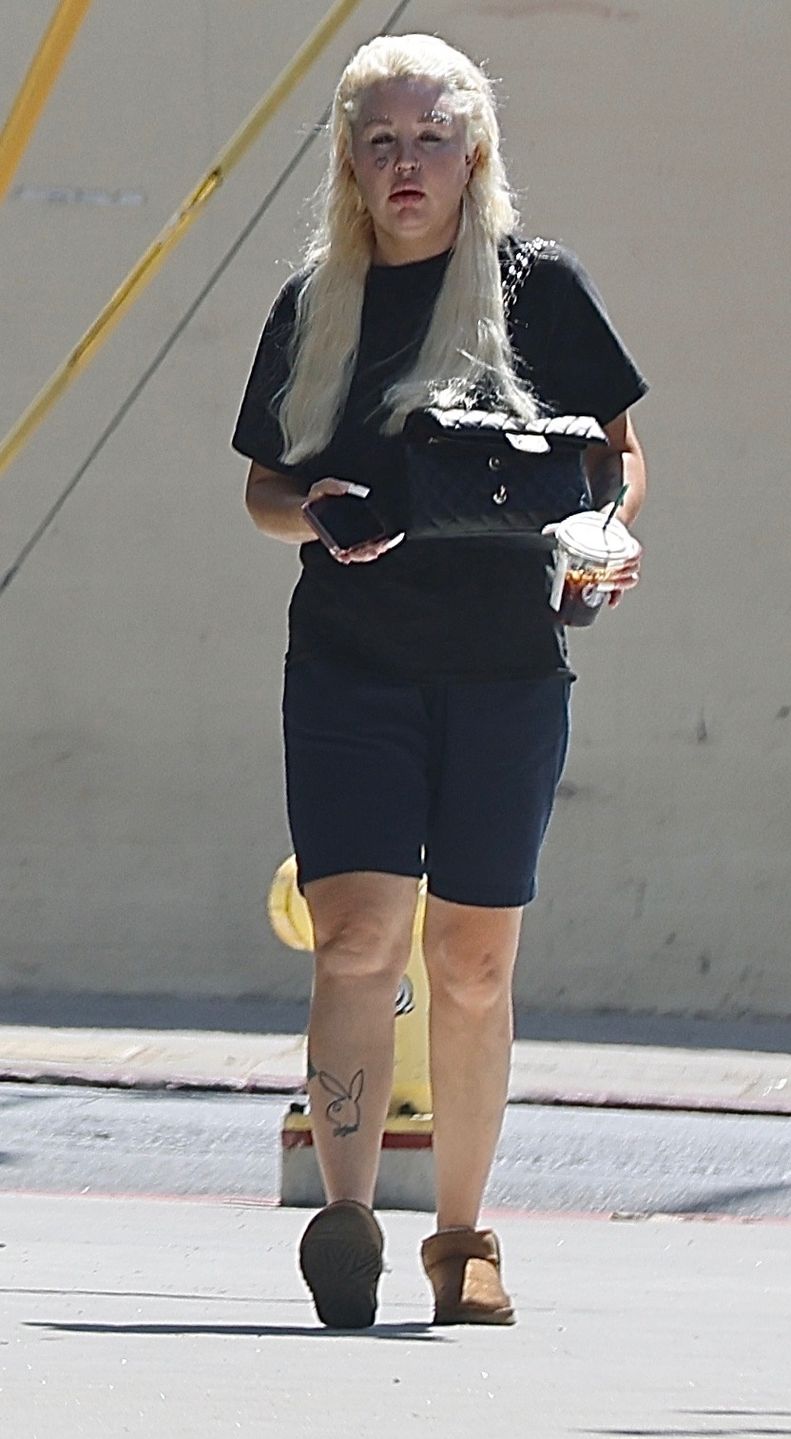 Odchudzona Amanda Bynes z kryształkami na brwiach i paczką papierosów w ...