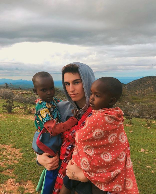 Marcin Dubiel ZADRWIŁ z afrykańskiego dziecka: "Zobacz stary, SKOŚNY ...