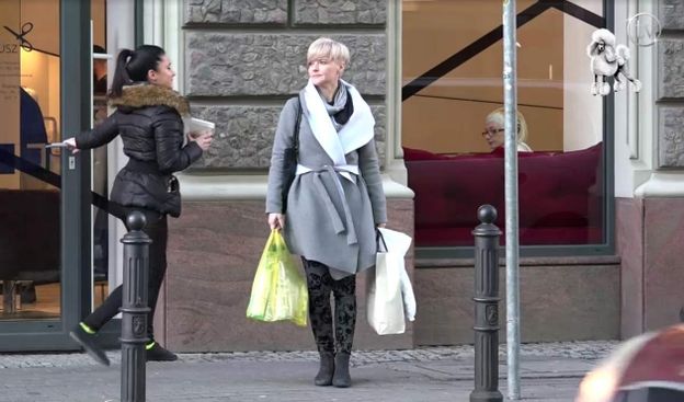 Monika Richardson u fryzjera - Pudelek