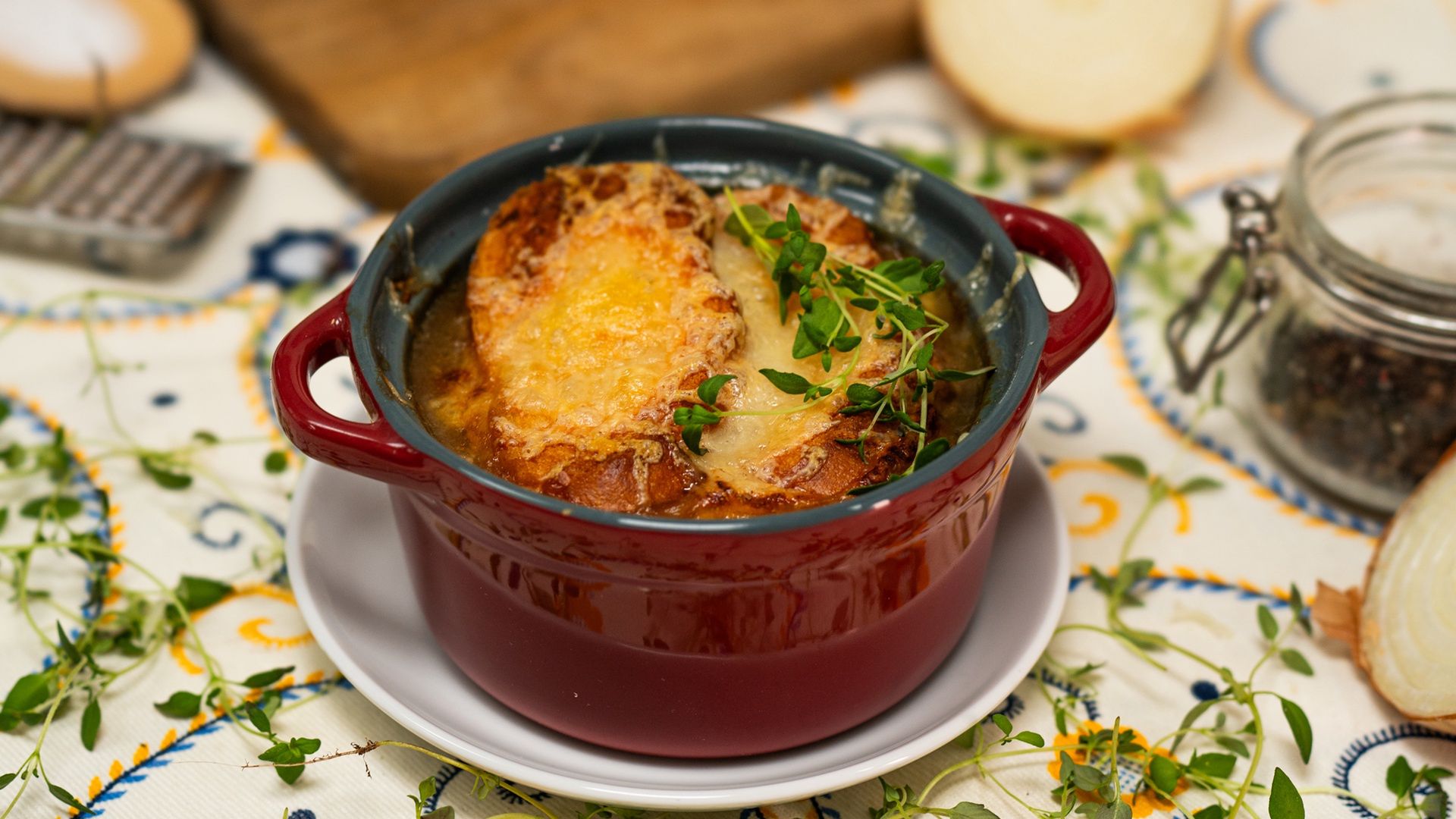 Francuska zupa cebulowa, po której zapłaczesz z wrażenia. Ciężko o ...