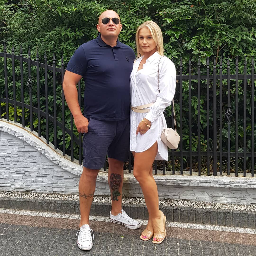 Dominik Abus zapozował z synem, pasierbami i partnerką. Starsi chłopcy ...