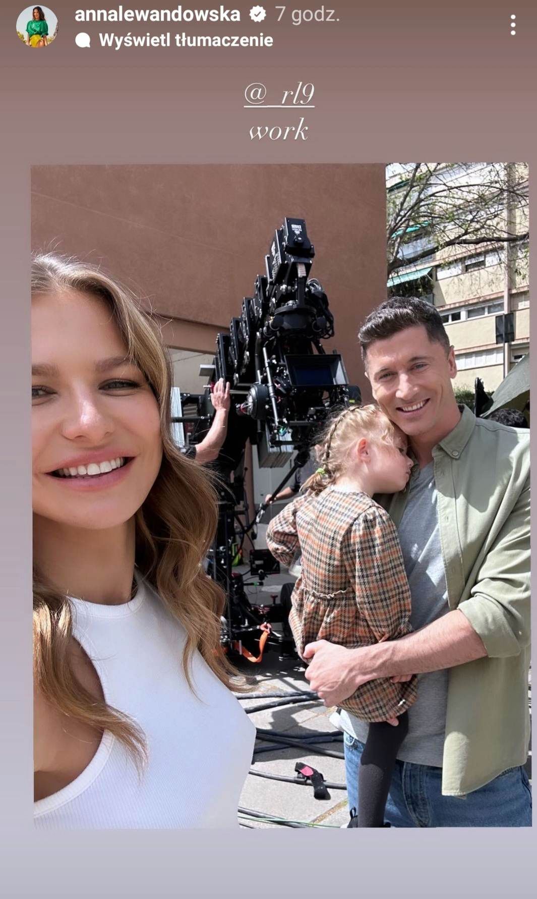 Anna Lewandowska z młodszą córką na planie. Laura padła ze zmęczenia i ...