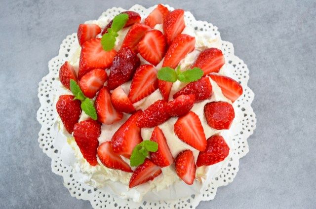 Beza z mascarpone i truskawkami. Lekka, słodka i kremowa