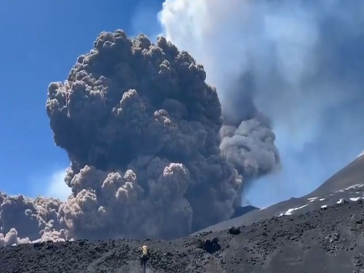 Potężna erupcja Etny. Potężne kłęby dymu nad Sycylią