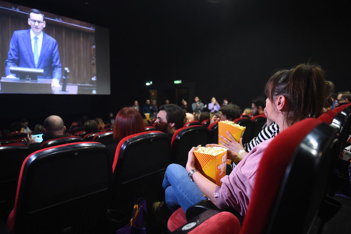 Zwolnili się z pracy, żeby oglądać Sejm w kinie. Sala pęka w szwach ...