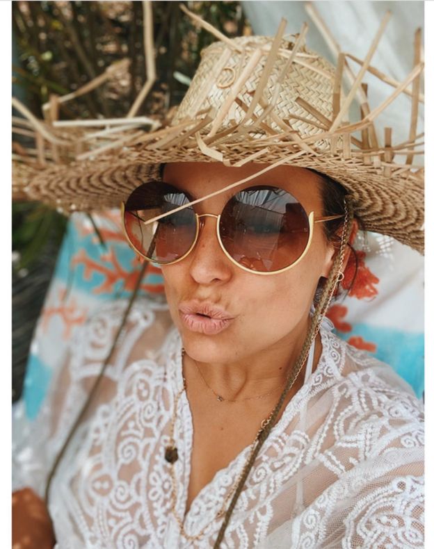 Anna Mucha WYPINA POŚLADKI przed kościołem na zdjęciu autorstwa ...