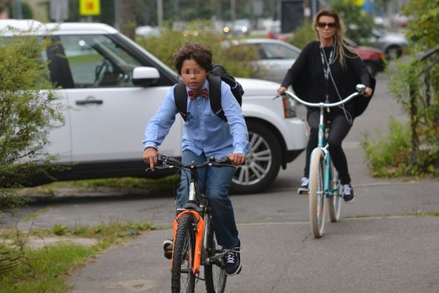Edyta Górniak i Alan w drodze do szkoły (ZDJĘCIA) - Pudelek