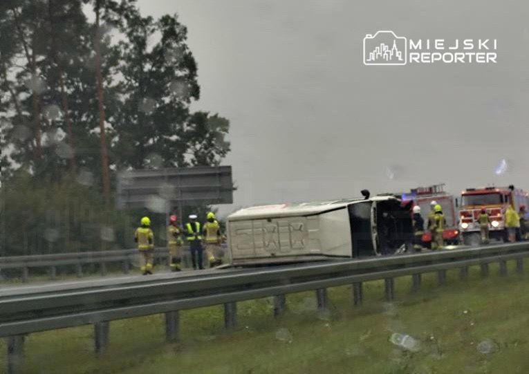 Trzcianka: Bus przewrócił się na bok na S8. Trasa jest zablokowana