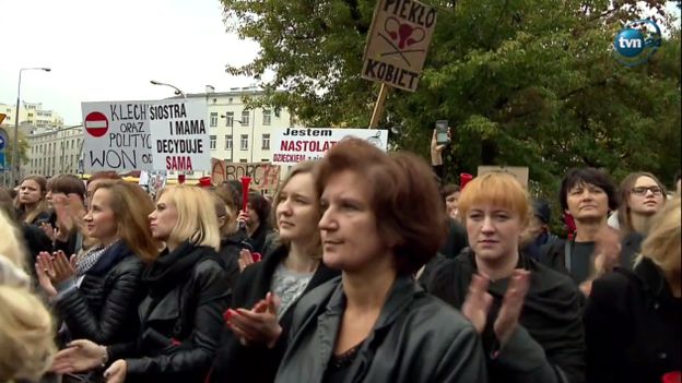 Tak wyglądał "Czarny protest" w Warszawie. "Jeszcze Polka nie zginęła ...