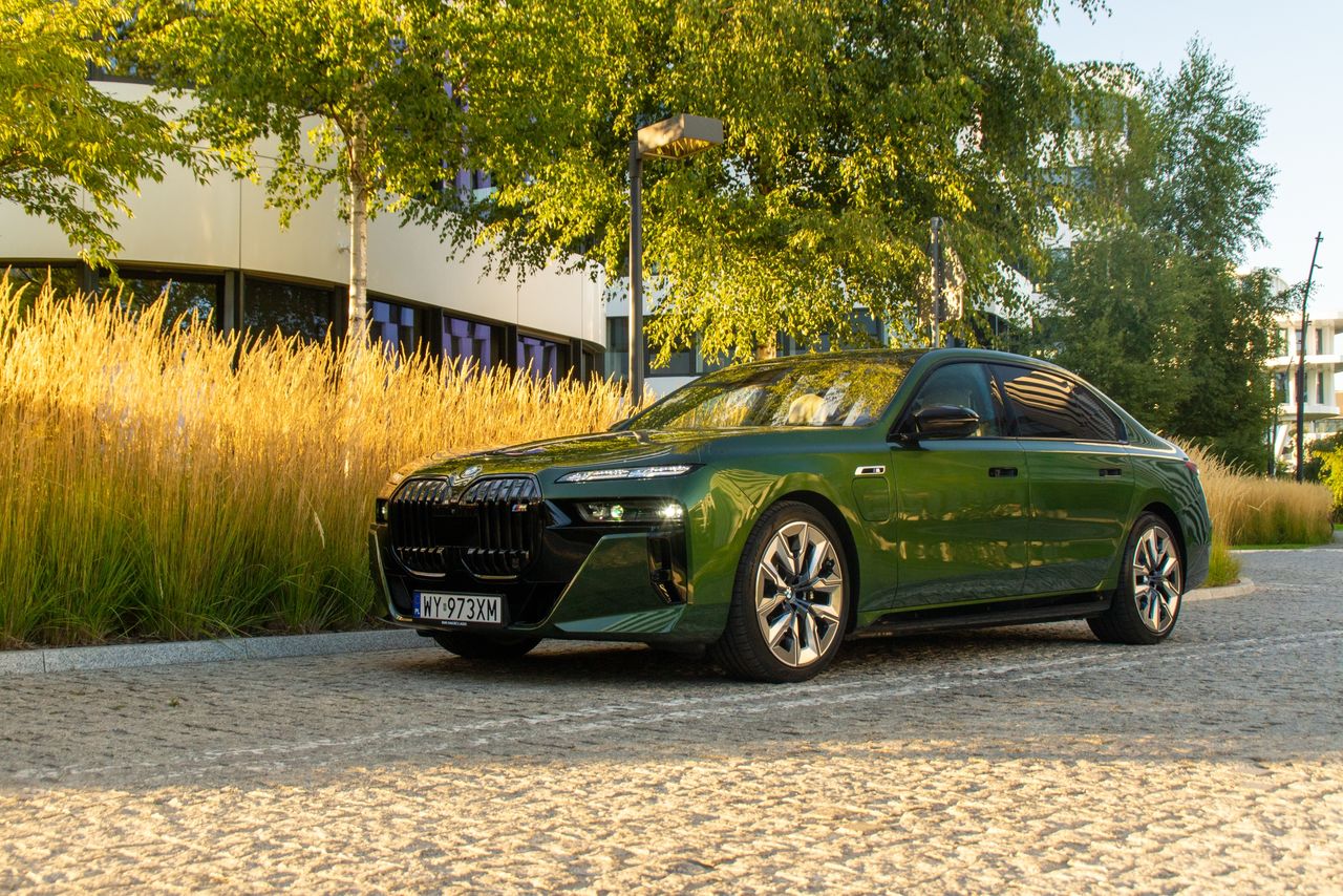 Test: BMW M760e xDrive – arcyhybryda, w której błogość ściera się z ...