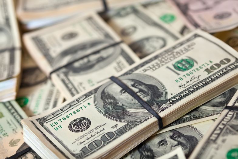 Kurs dolara wystrzelił. Amerykańska waluta przebiła psychologiczną ...