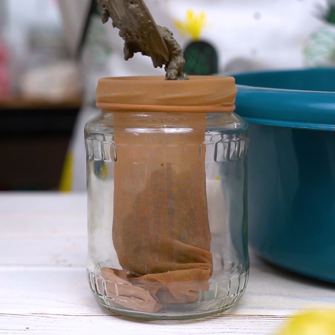 Wypełniła stare rajstopy cementem. Za kilka groszy zrobiła stylową ...