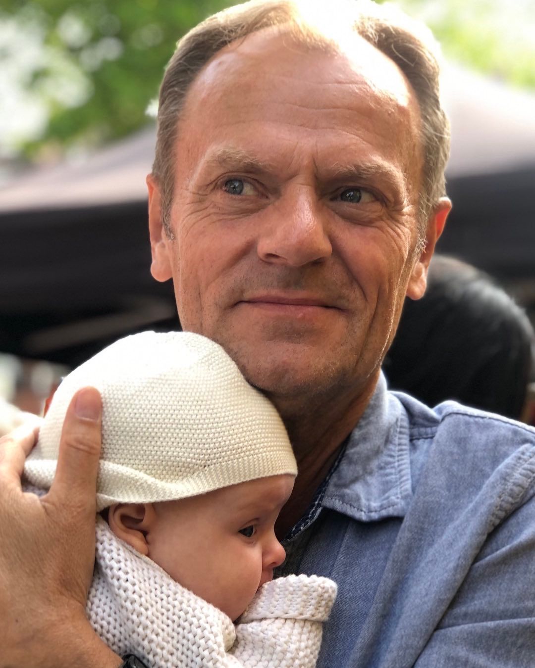Donald Tusk opublikował zdjęcie z wnuczkami. Pokazał, co robią ...