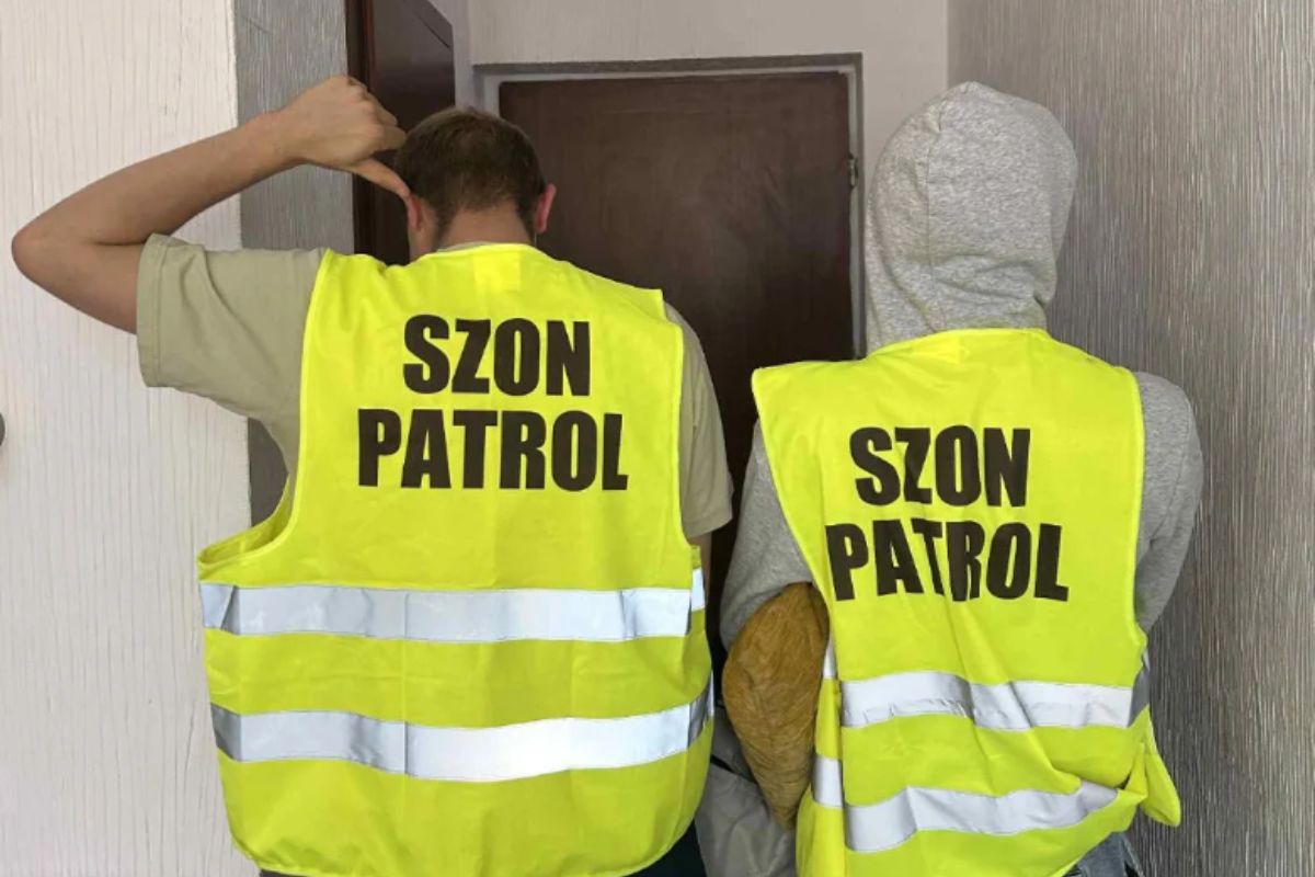 Młodzi chłopcy "patrolują" okolicę. Twierdzą, że są "Szon Patrol"