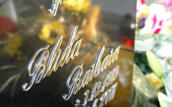 Bliscy i znajomi złożyli kwiaty na grobie Barbary Blidy w 5. rocznicę ...