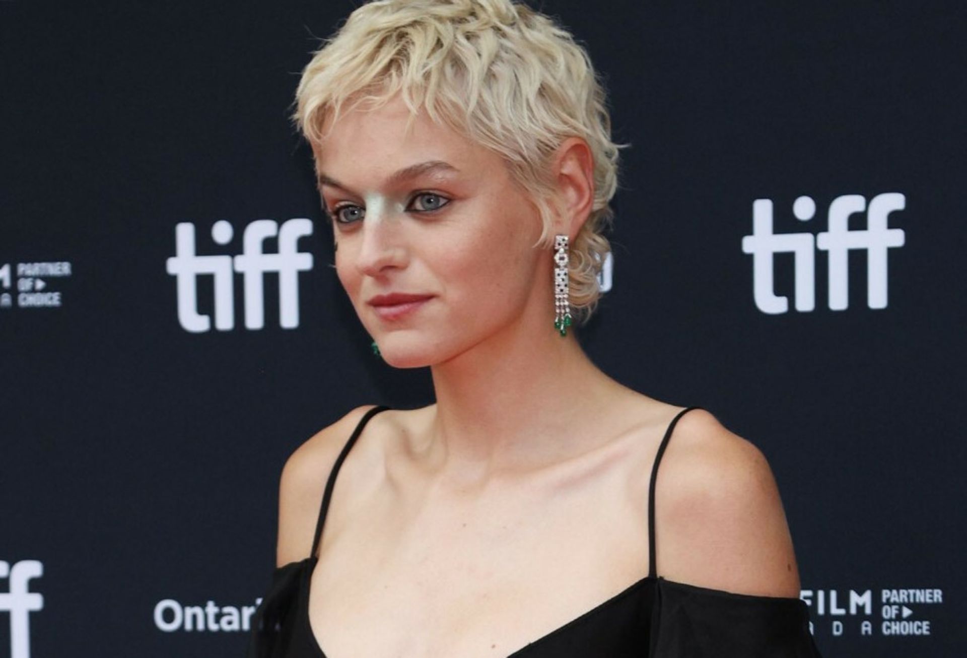 Emma Corrin zaskoczyła na festiwalu w Toronto. Takiej stylizacji ...