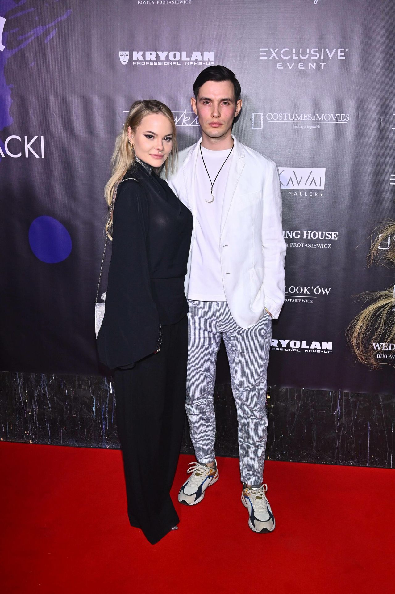 Monika Miller i jej partner pozują w upiornych maskach. On nagle zrobił ...