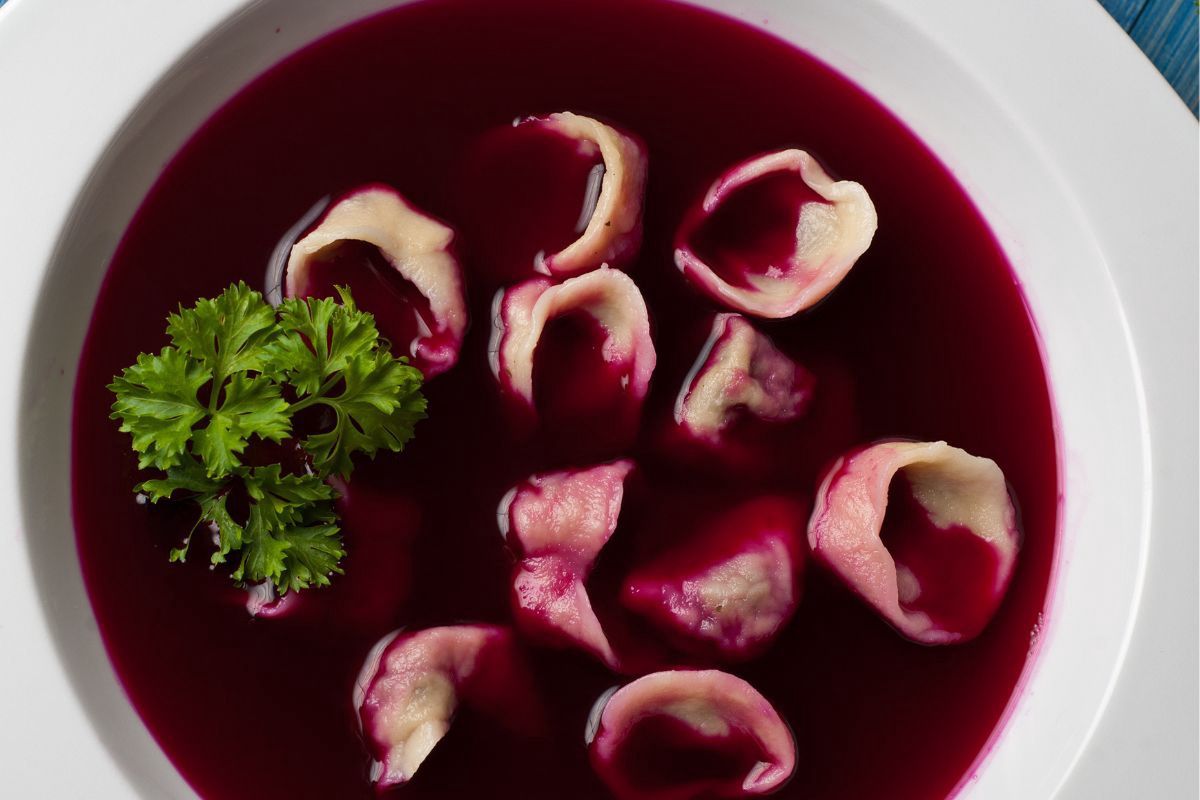 Barszcz stracił kolor lub stał się bury? Wystarczy odrobina, a ...