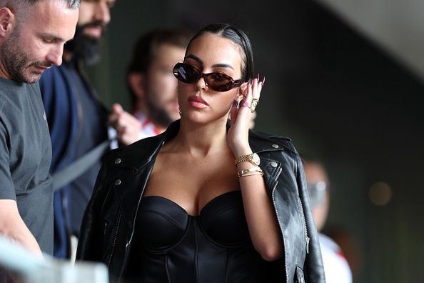Georgina Rodriguez w ODWAŻNYM stroju na trybunach. Tak wspierała ... Georgina Rodriguez w ODWAŻNYM stroju na trybunach. Tak wspierała ...