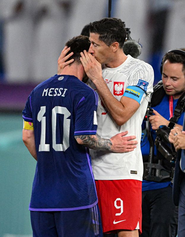 Robert Lewandowski zdradził, o czym szeptał na uszko z Lionelem Messim ...