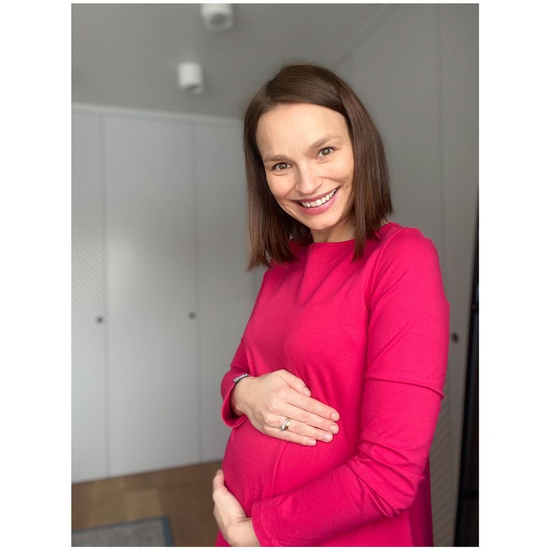 Anna Starmach czule obejmuje wielki już brzuszek. Poród się zbliża ...
