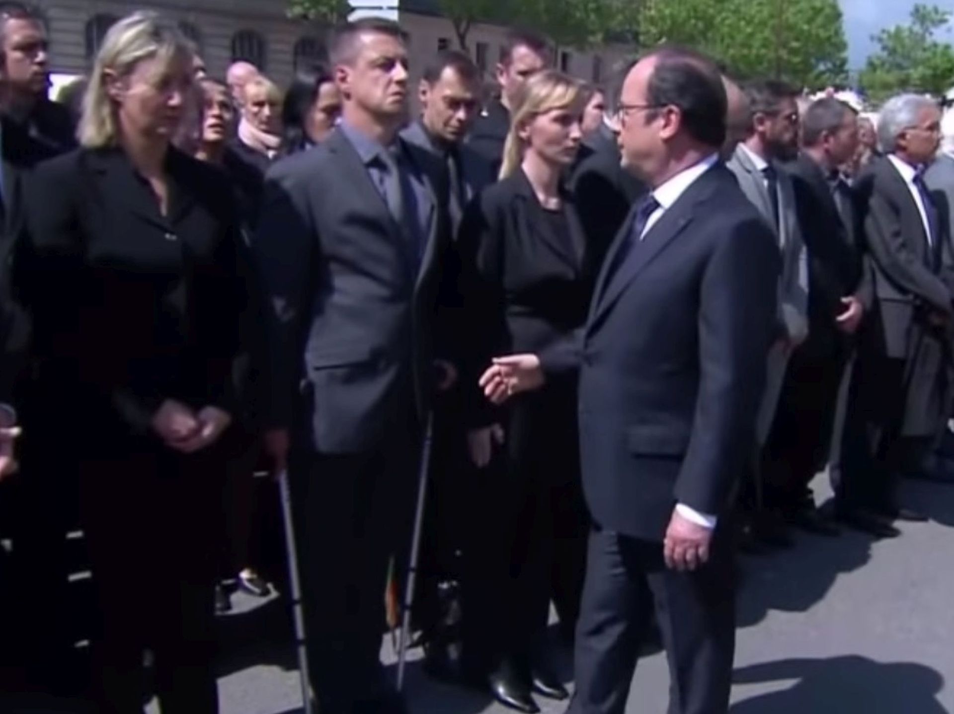 Skandal we Francji. Policjant nie podał ręki prezydentowi - o2