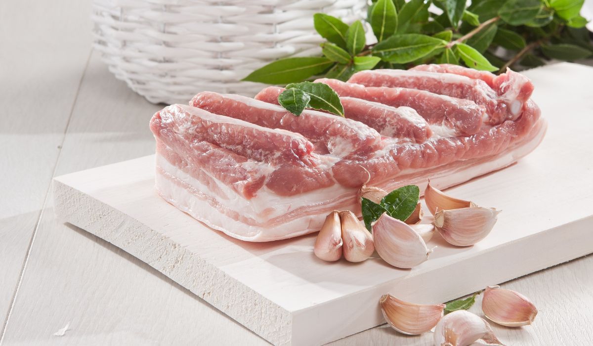 Boczek pieczony na Wielkanoc. Receptura dziadka sprawia, że mięso ...