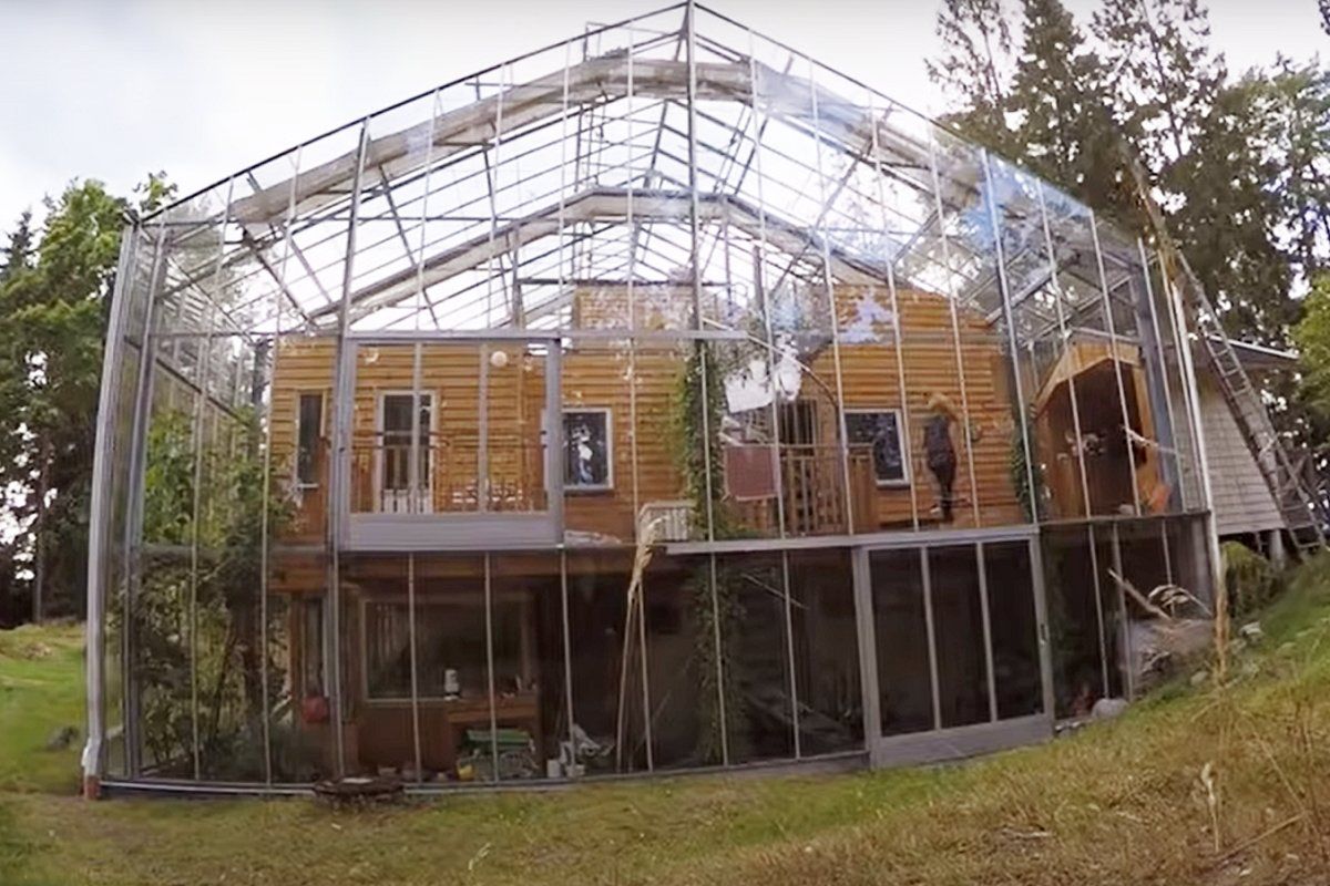 Zbudowali wokół domu szklarnię. Prawie nie płacą za ogrzewanie, a korzyści jest więcej
