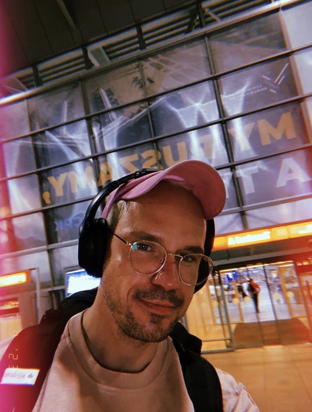 Aktor TVP dokonał coming outu! Miał narzeczoną - Pudelek