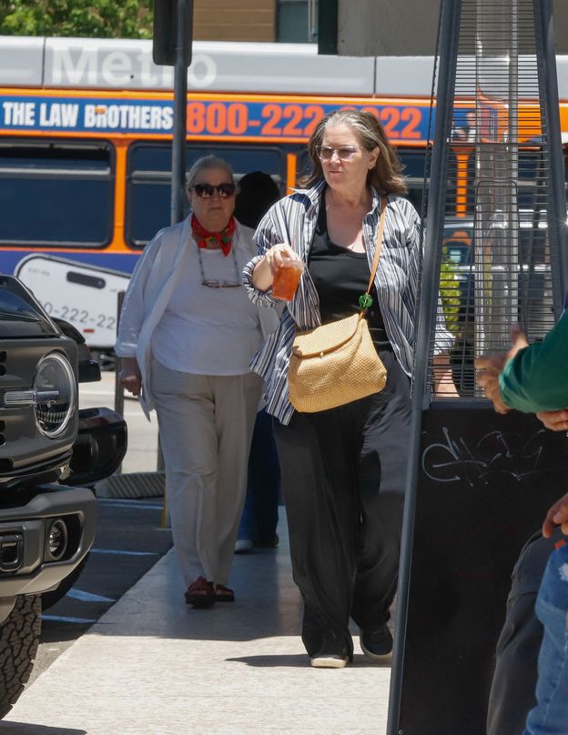 Dawno niewidziana Bridget Fonda na zakupach. Rzuciła Hollywood po ...