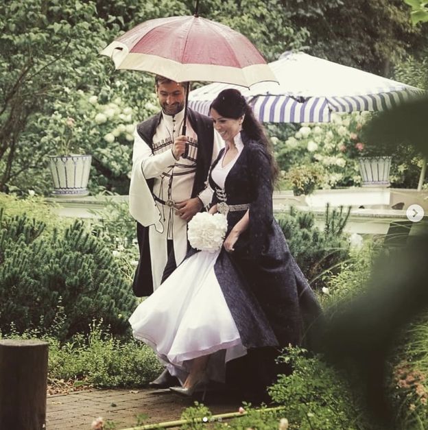 Wyważył drzwi od pokoju! Szokujące, kim jest mąż Pakosińskiej - Pudelek