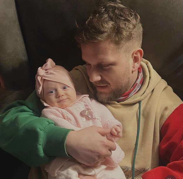 Antek Królikowski pokazał twarz córki. Internauci: "CAŁA MAMA" - Pudelek